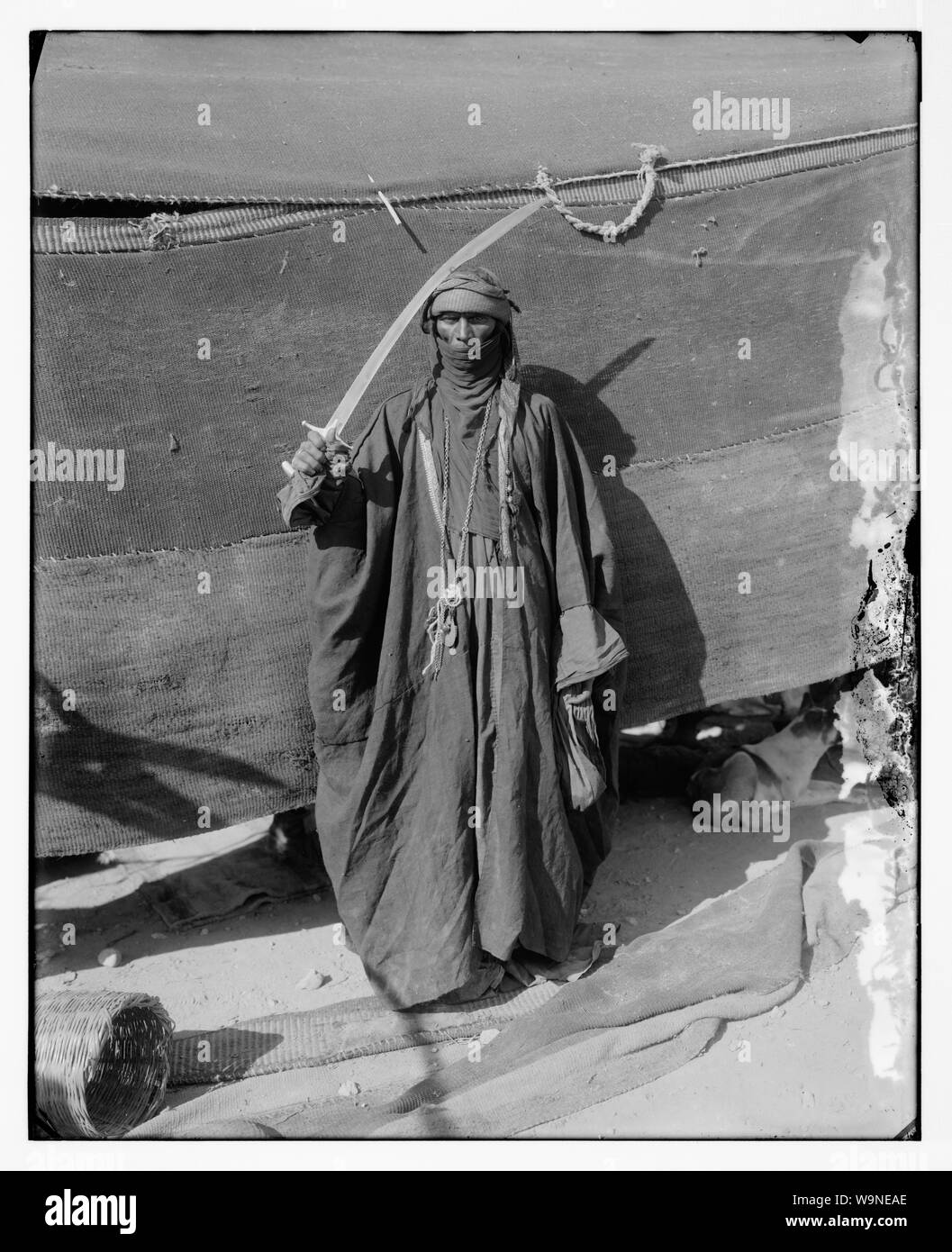 Woman holding sword hi-res stock photography and images - Alamy