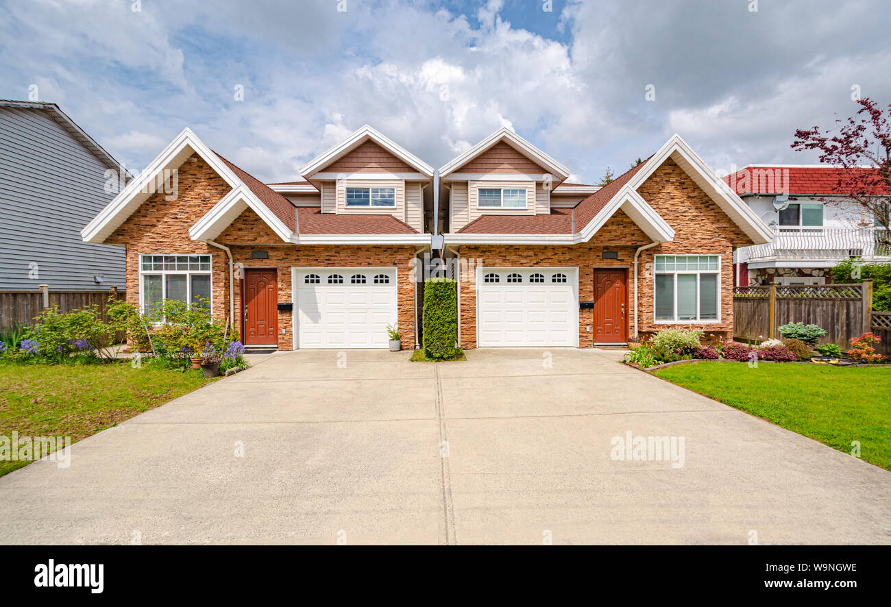 Green lawns in front hi-res stock photography and images - Alamy