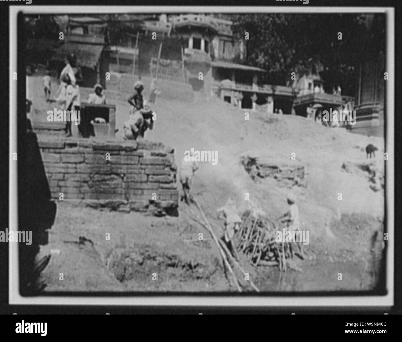 Benares - preparing dead bodies for cremation Stock Photo - Alamy
