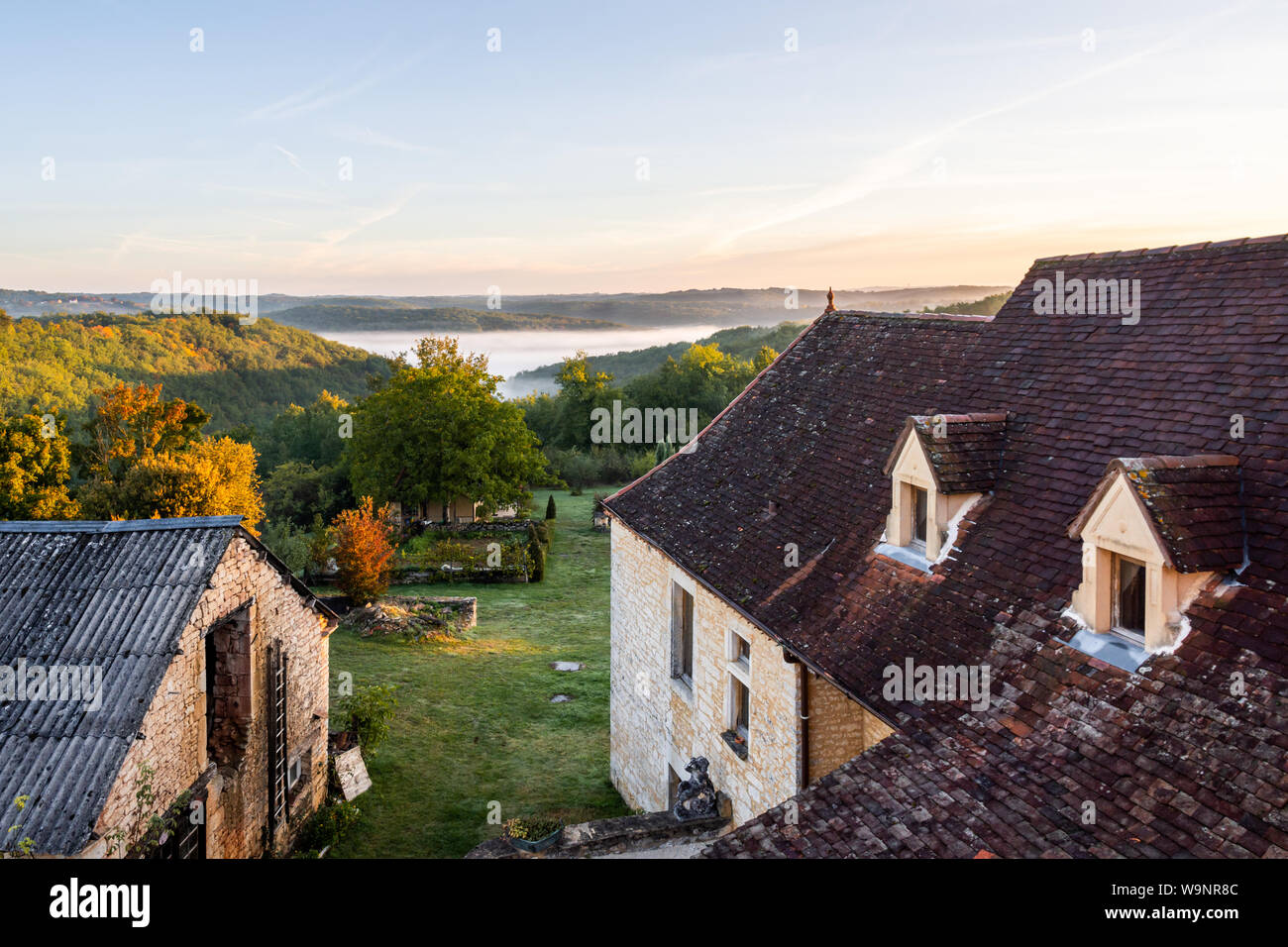 Old farmhouse south france hi-res stock photography and images - Alamy