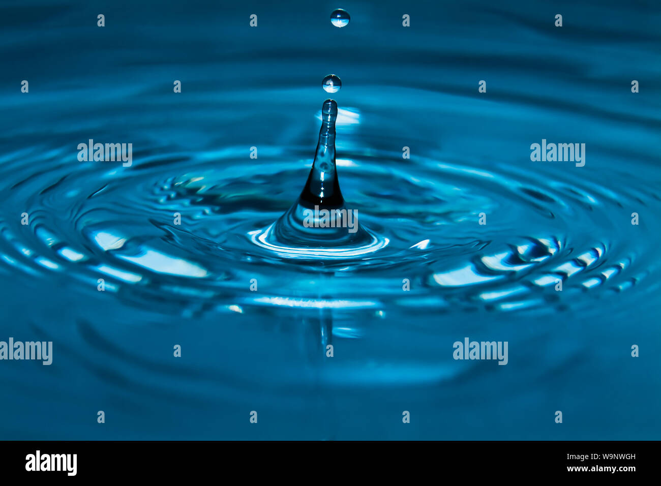 H2o waves hi-res stock photography and images - Alamy