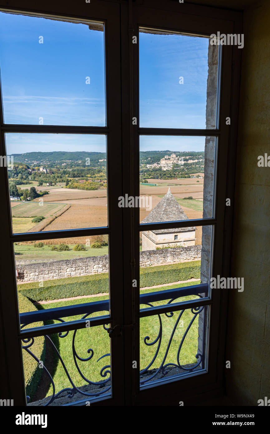French chateau window hi-res stock photography and images - Alamy