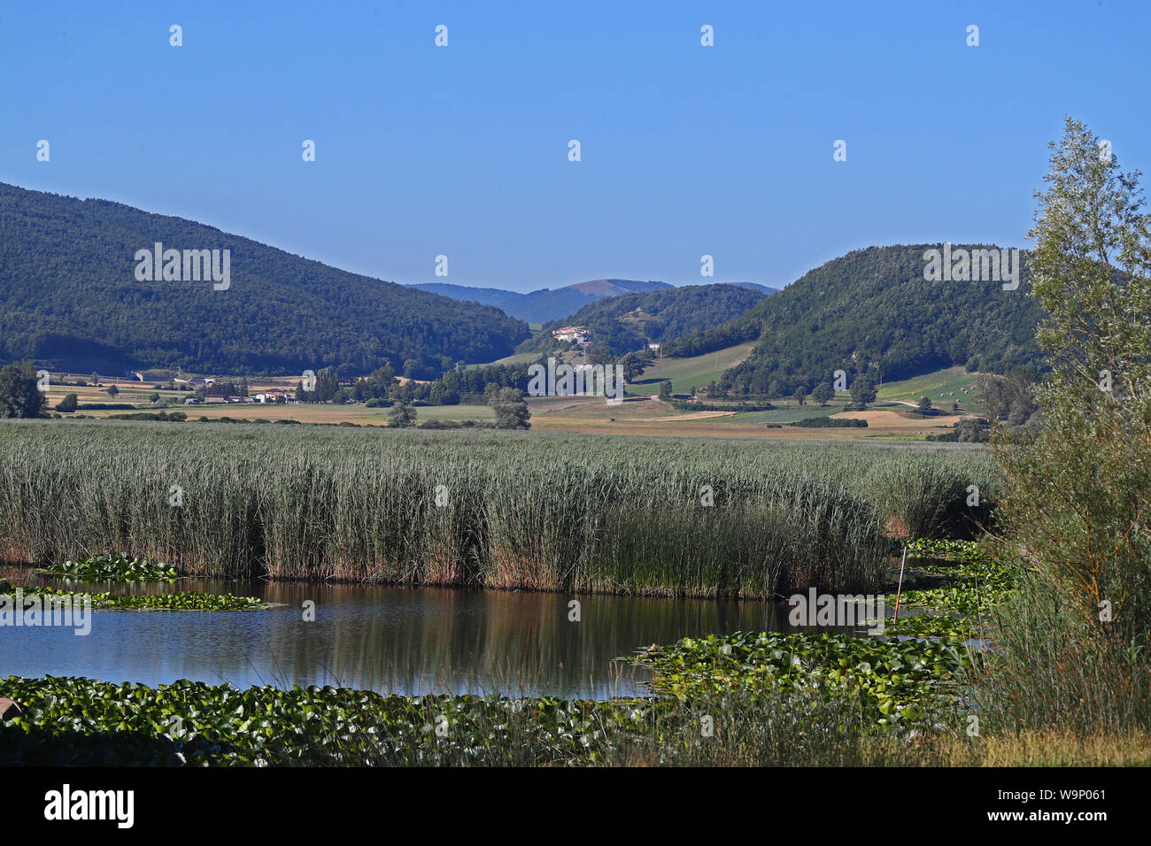 Panoramic view plain near mountains hi-res stock photography and images ...