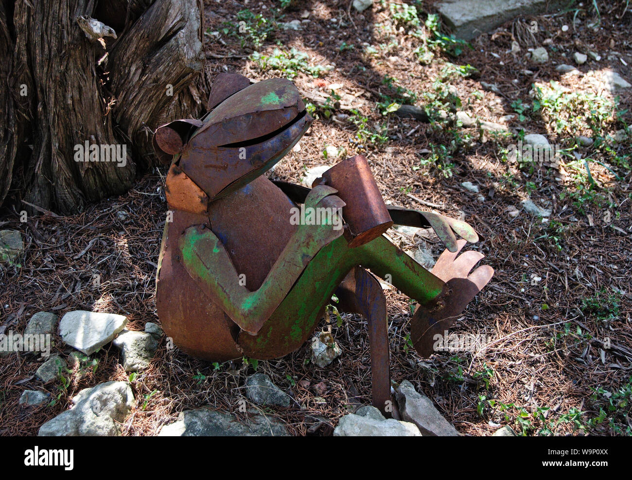 Metal yard landscape decoration of frog Stock Photo - Alamy
