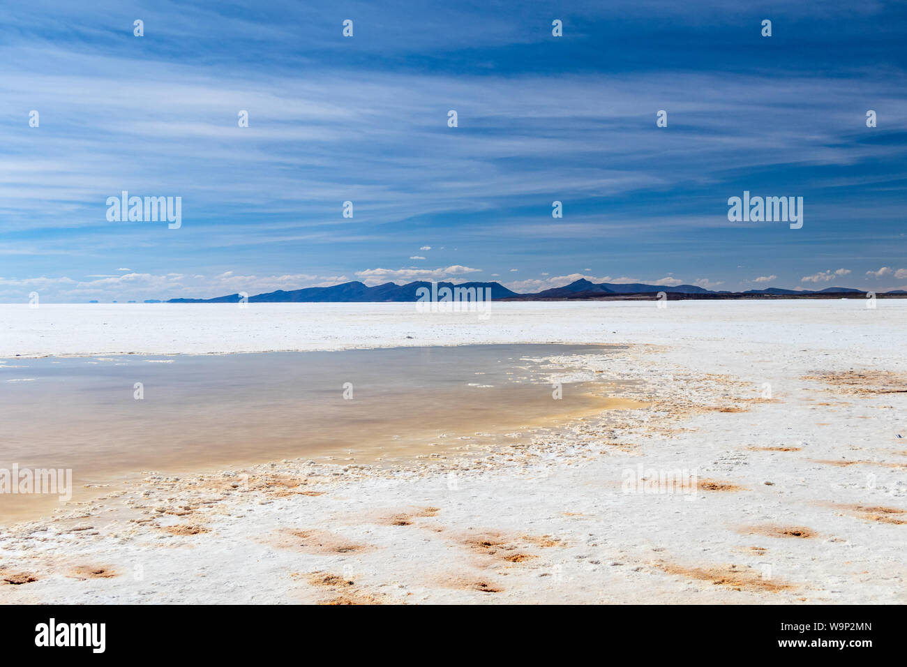 Landscape of incredibly white salt flat Salar de Uyuni, amid the Andes ...