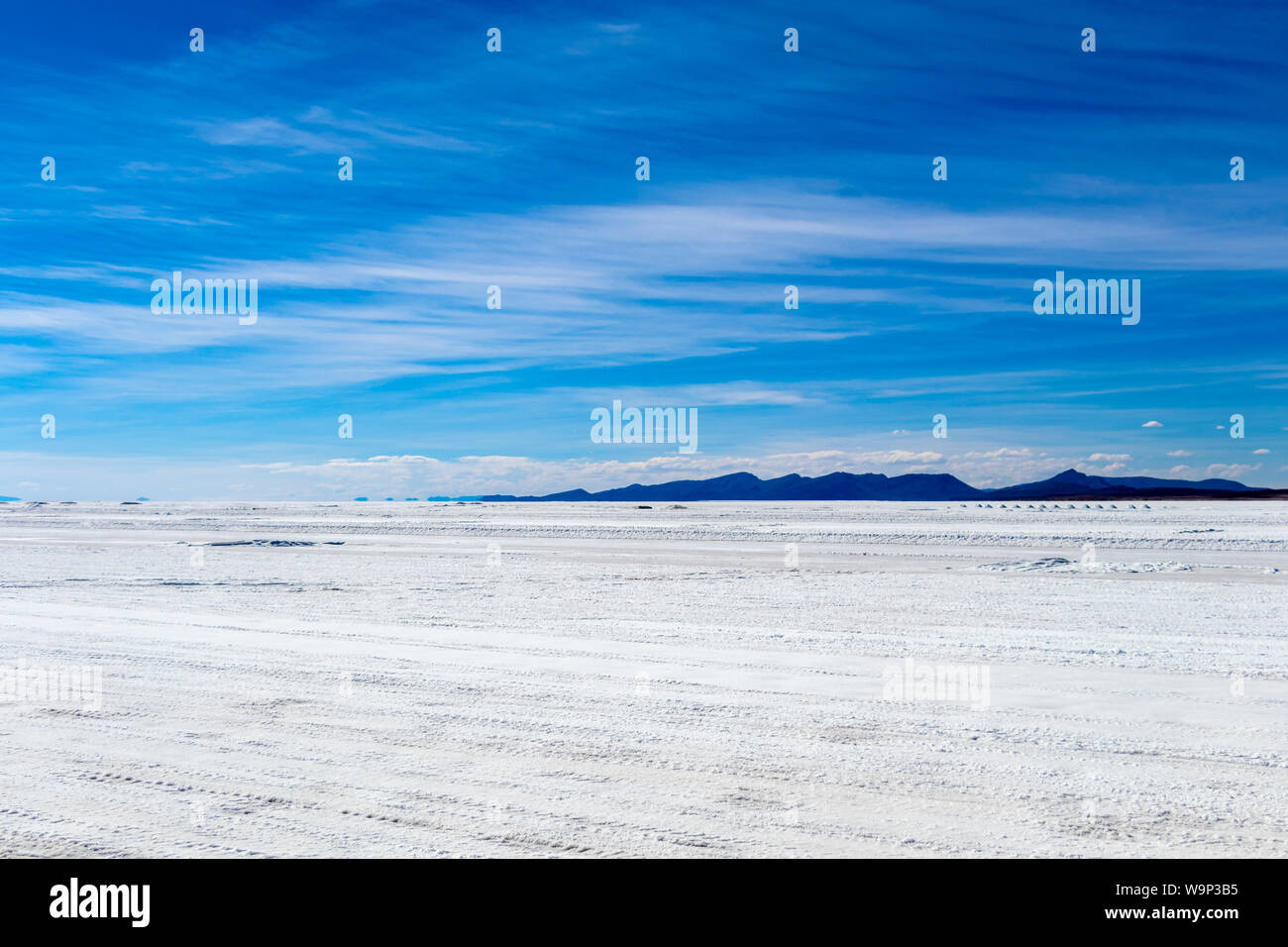 Landscape of incredibly white salt flat Salar de Uyuni, amid the Andes ...
