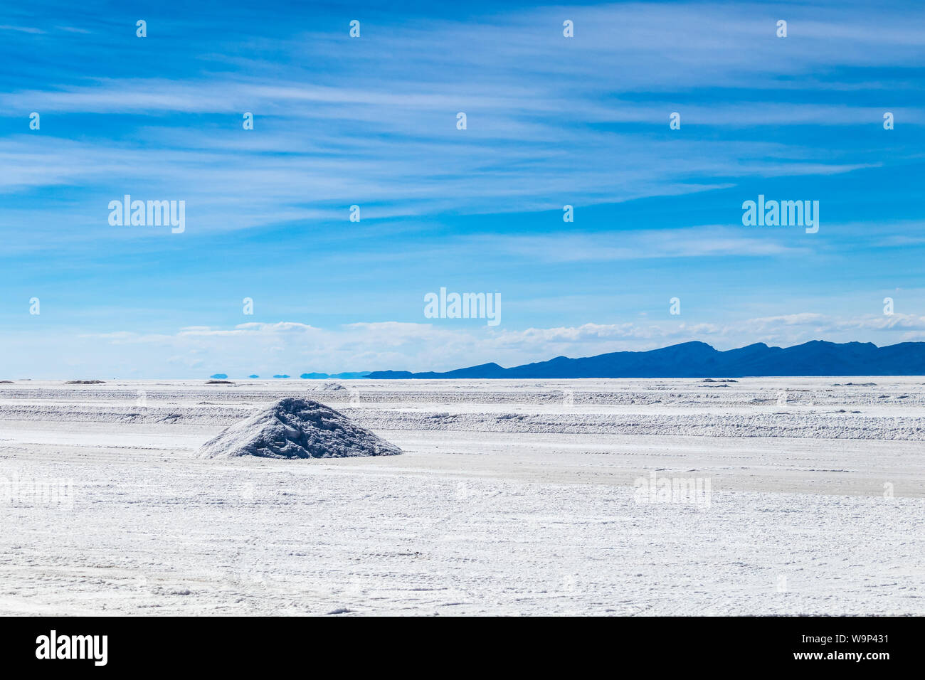 Landscape of incredibly white salt flat Salar de Uyuni, amid the Andes ...