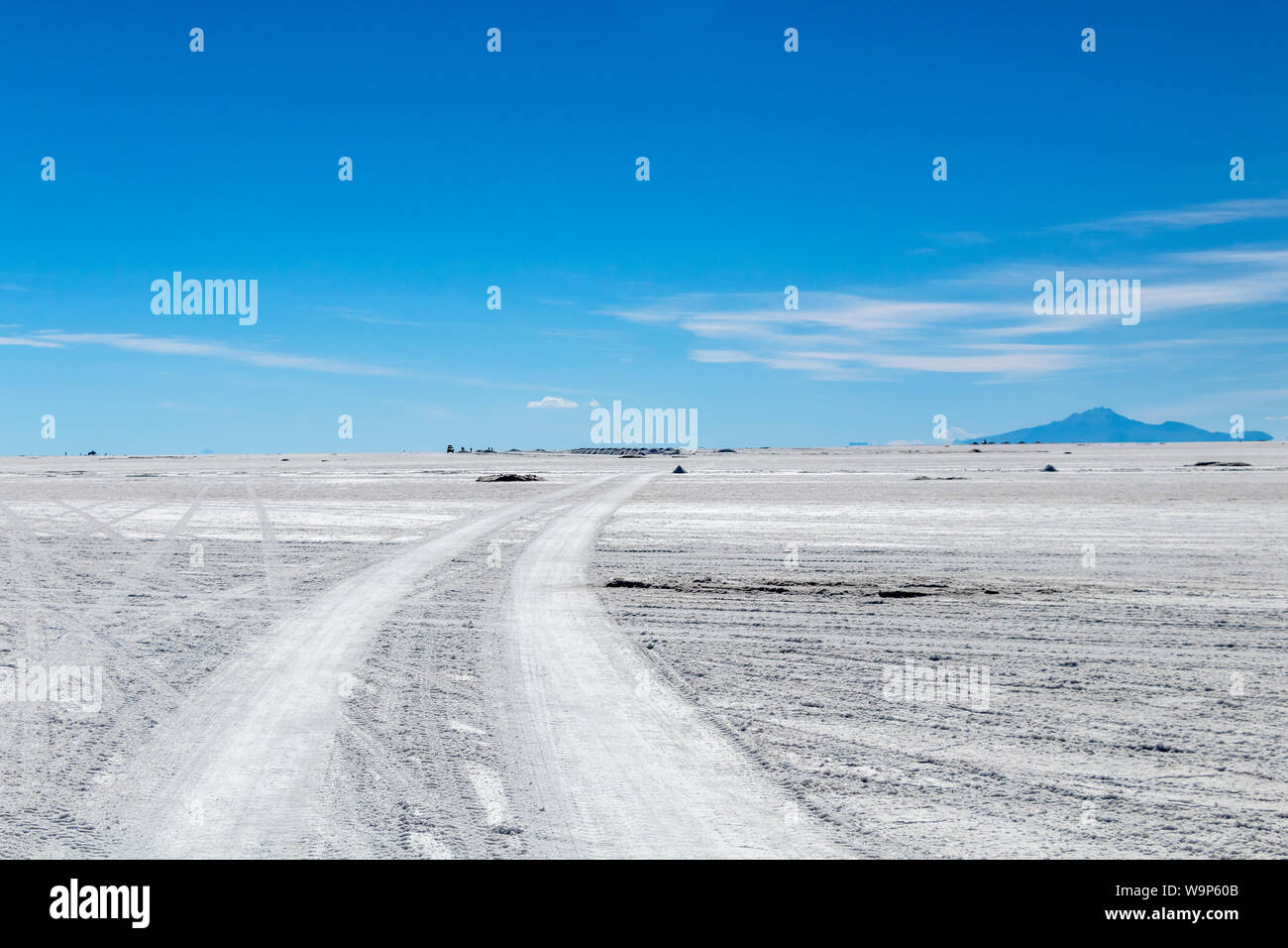 Landscape of incredibly white salt flat Salar de Uyuni, amid the Andes ...