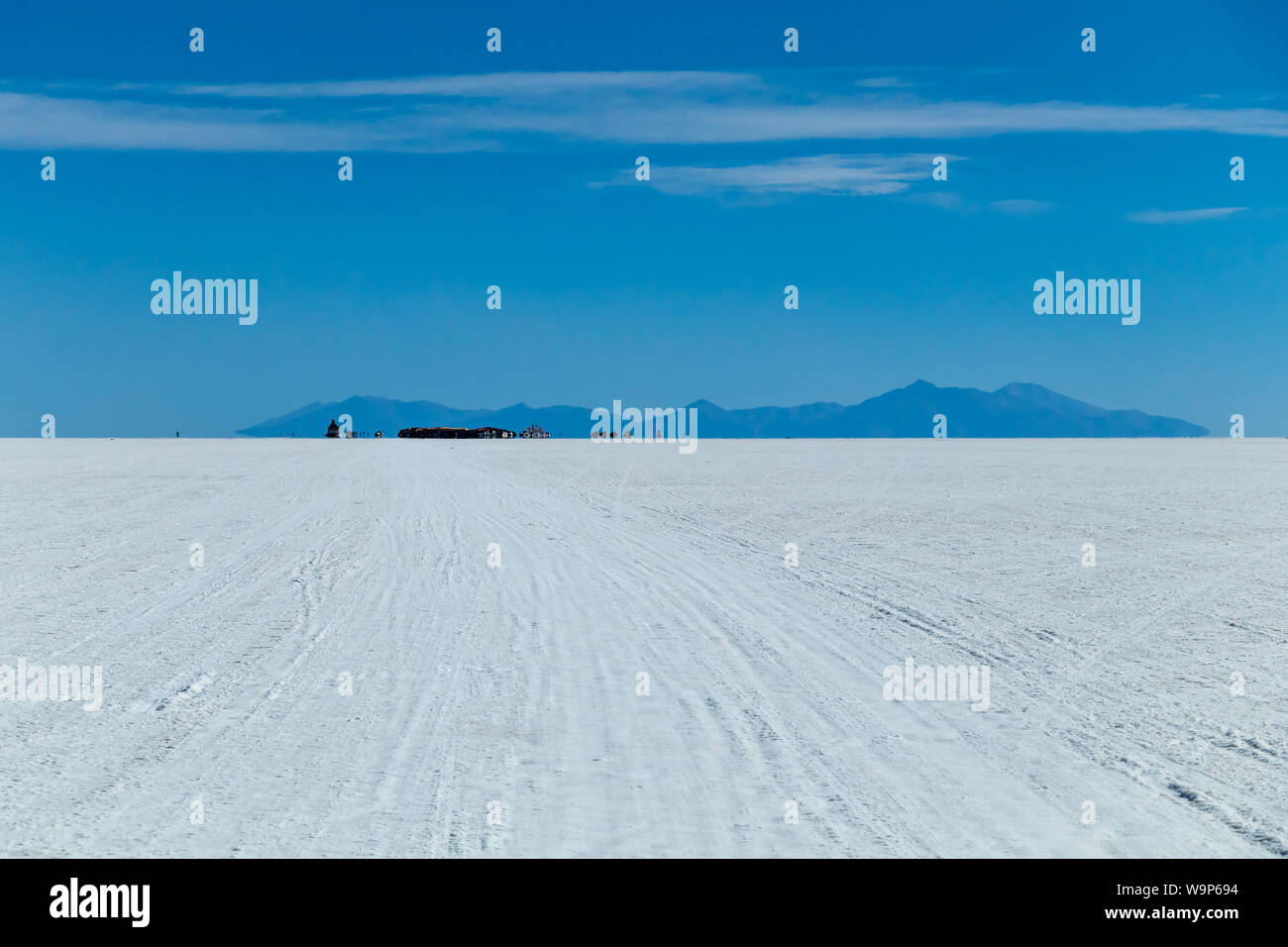 Landscape of incredibly white salt flat Salar de Uyuni, amid the Andes ...