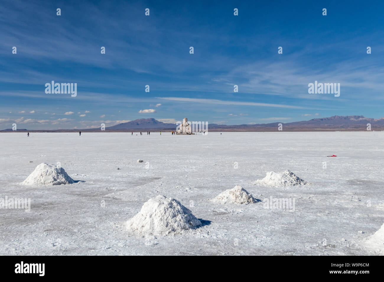 Landscape of incredibly white salt flat Salar de Uyuni, amid the Andes ...