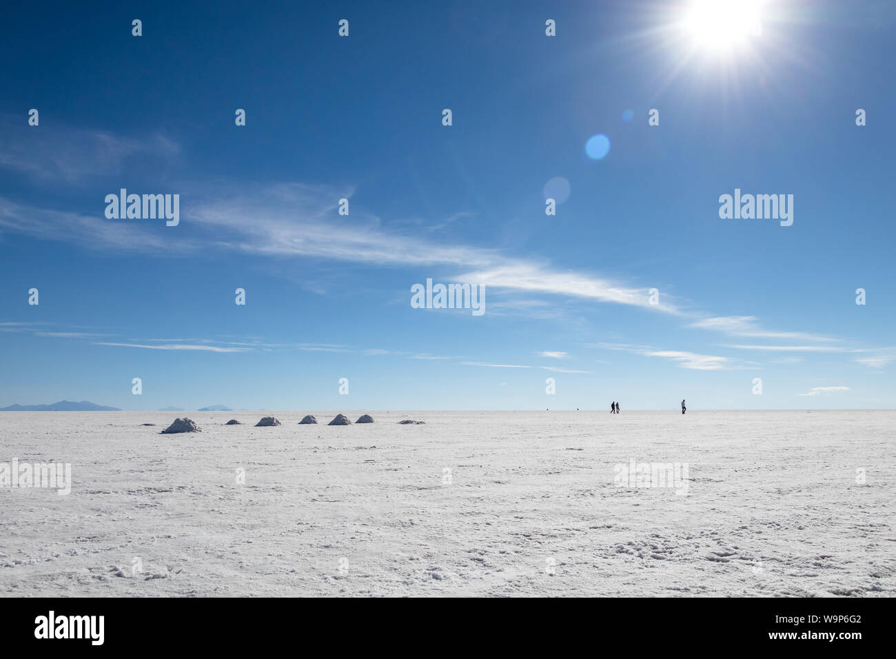 Landscape of incredibly white salt flat Salar de Uyuni, amid the Andes ...