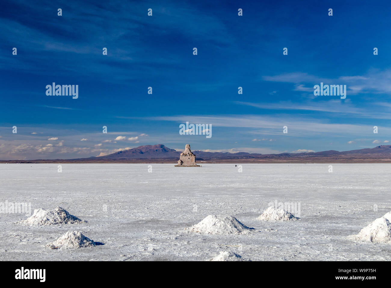 Landscape of incredibly white salt flat Salar de Uyuni, amid the Andes ...