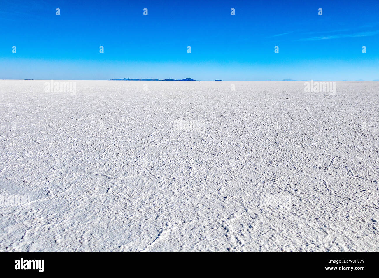 Landscape of incredibly white salt flat Salar de Uyuni, amid the Andes ...