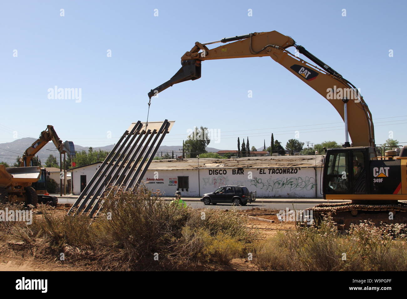 Border barrier hi-res stock photography and images - Alamy