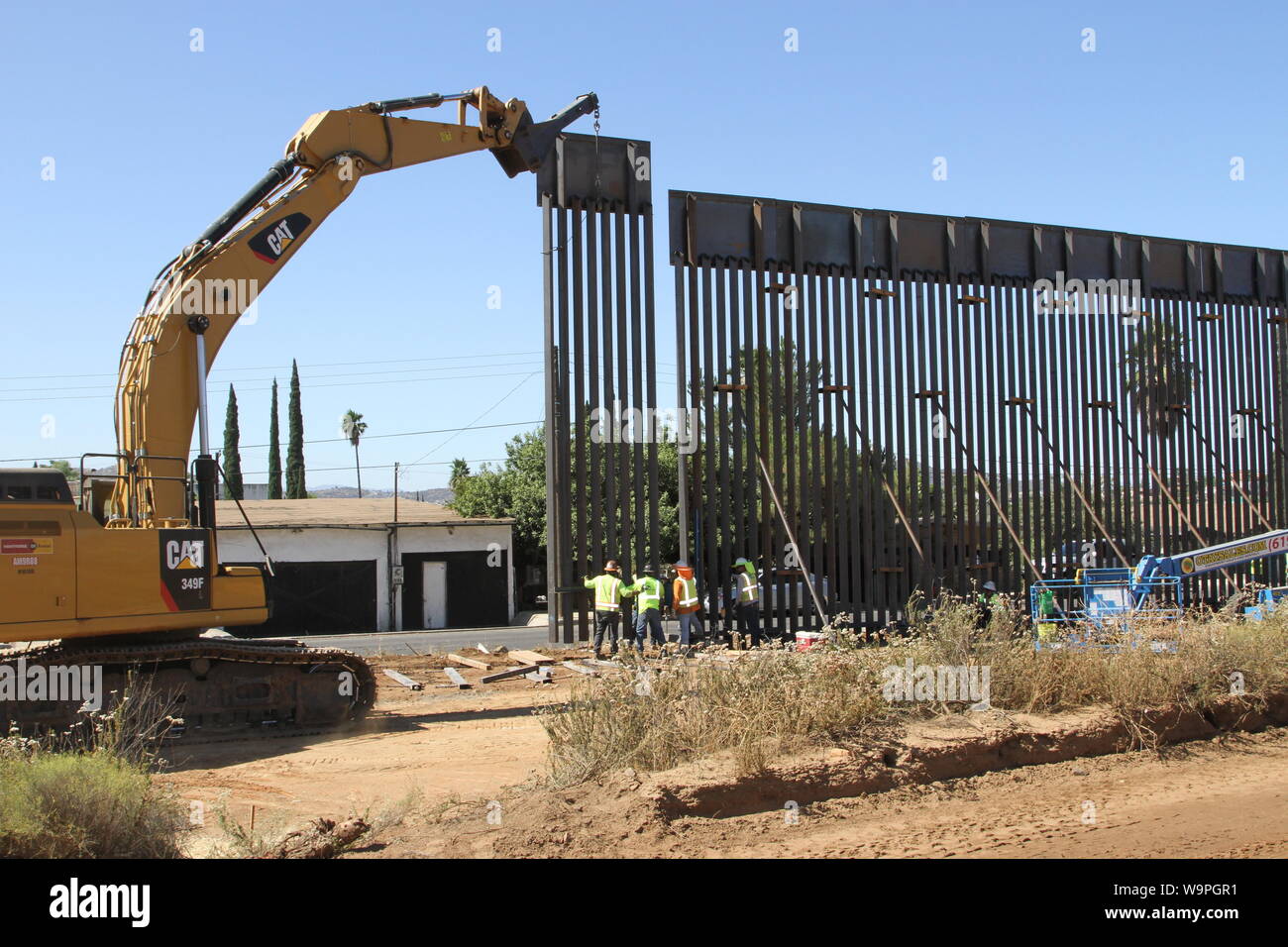 Border barrier hi-res stock photography and images - Alamy