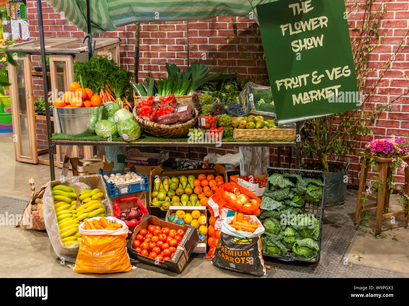 Fruit and Vegetable stall Stock Photo - Alamy