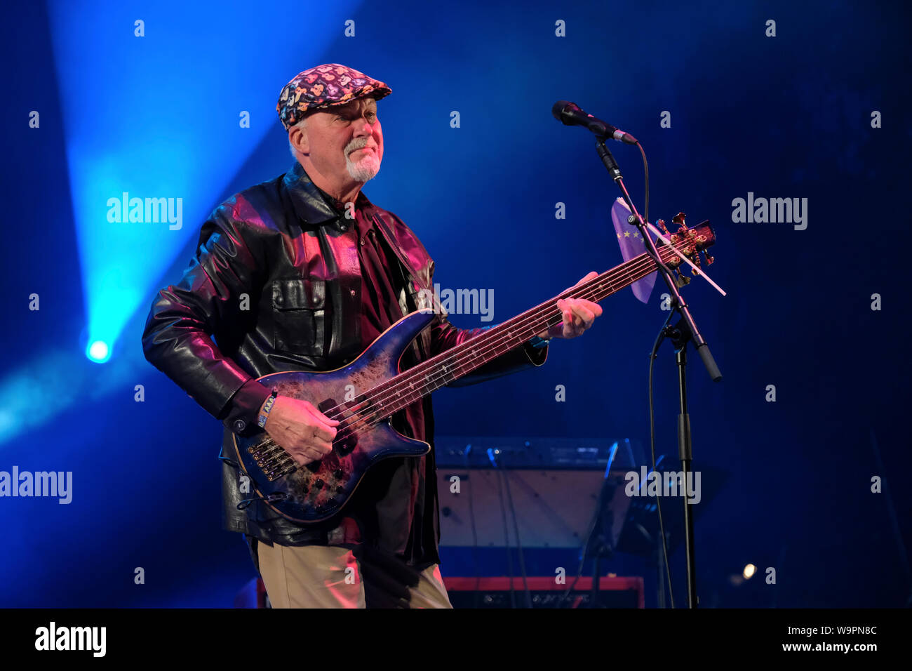 Dave pegg singer hi-res stock photography and images - Alamy