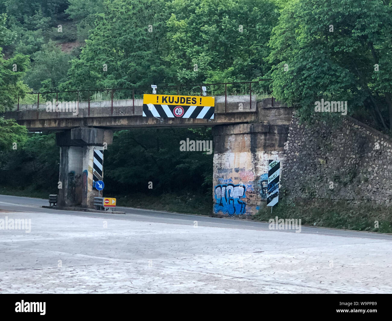 Bridge headroom sign hi-res stock photography and images - Alamy