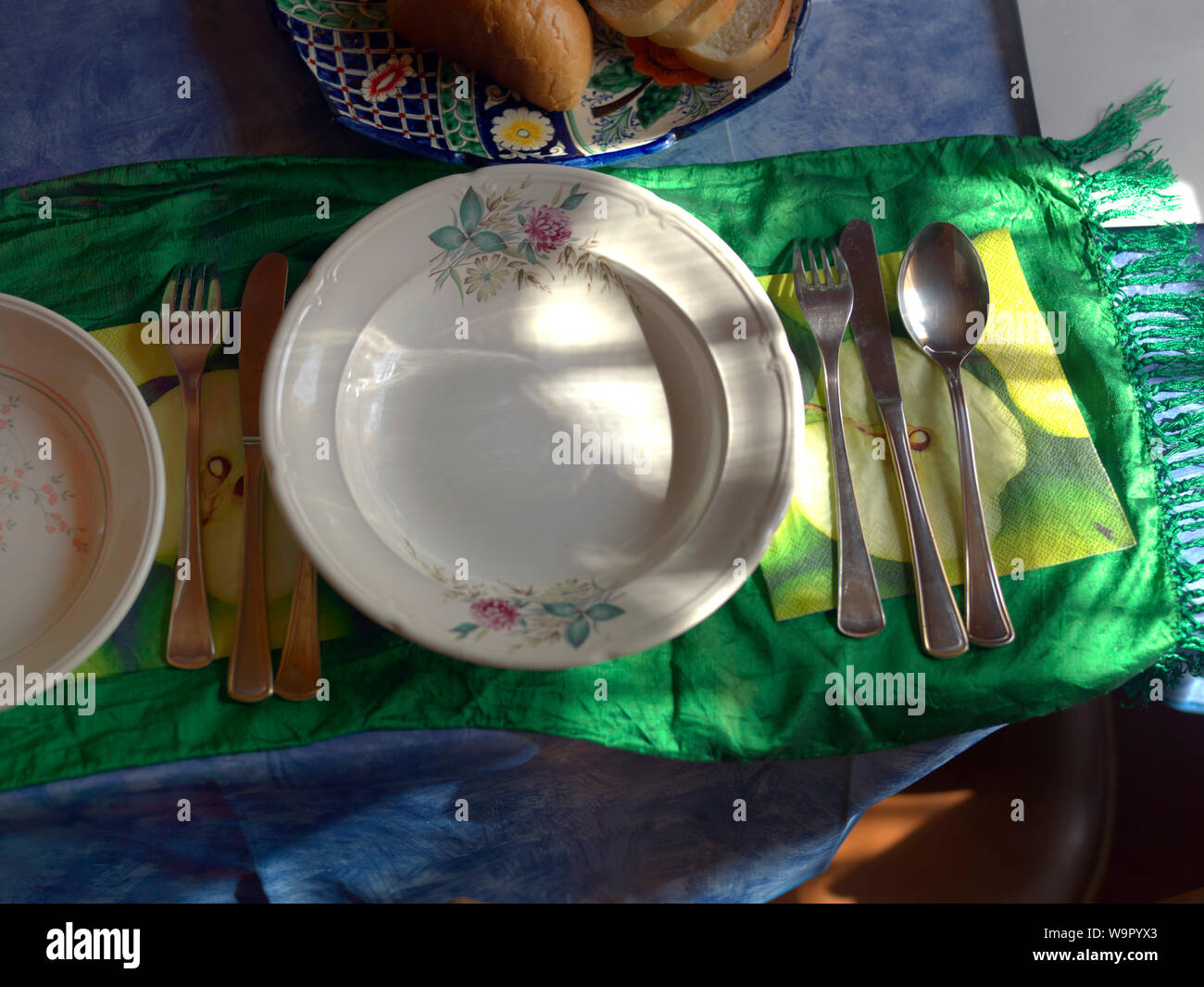 Dining table overhead hi-res stock photography and images - Alamy