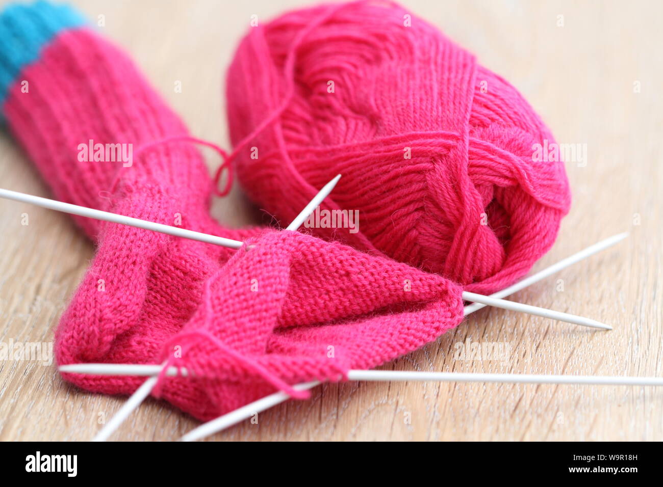knitting needles with wool Stock Photo - Alamy