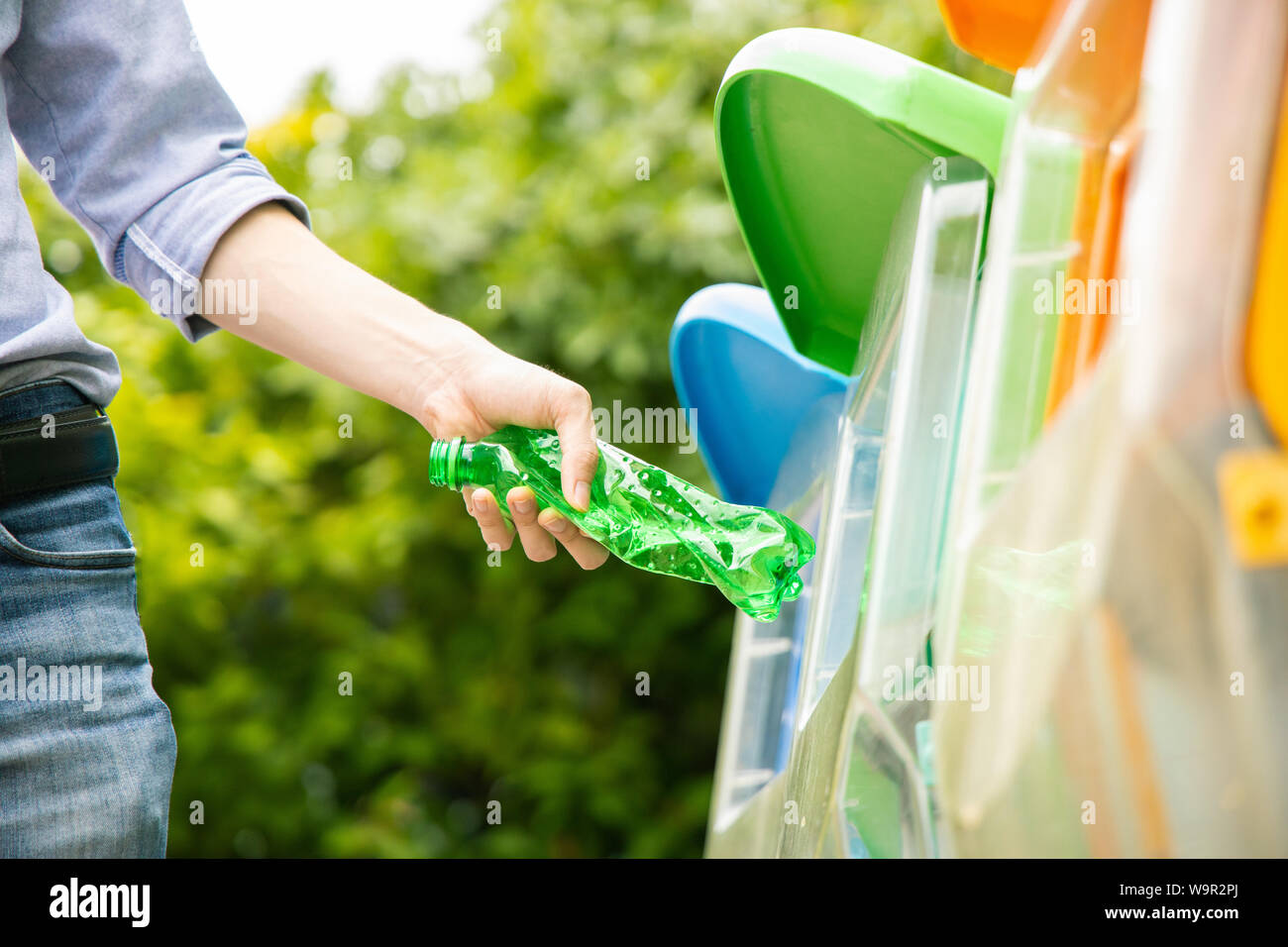 People putting rubbish in the bin hi-res stock photography and images ...