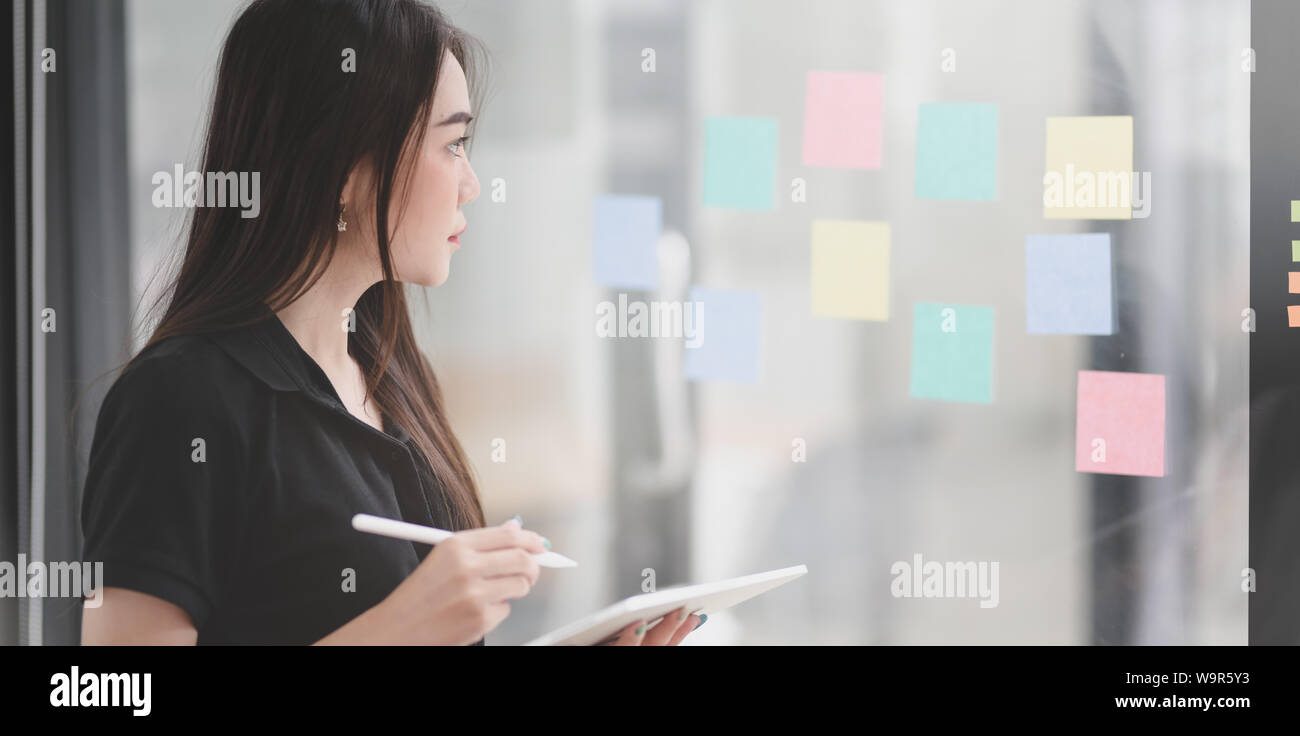 Young professional female freelancer collecting the idea from sticky ...