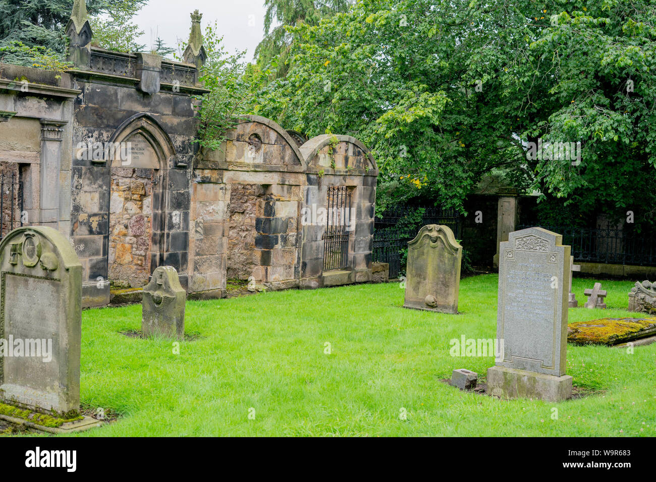 Duddingston kirk hi-res stock photography and images - Alamy