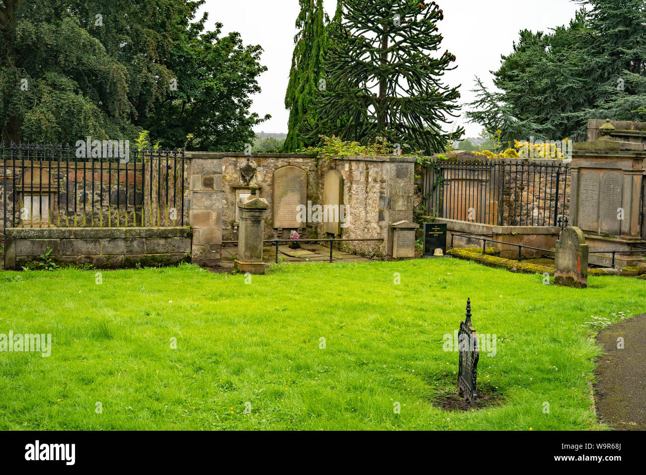 duddingston church edinburgh kirk Stock Photo - Alamy