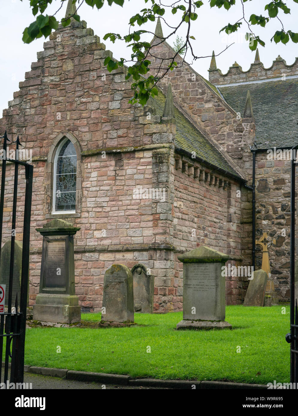 Edinburgh duddingston kirk hi-res stock photography and images - Alamy