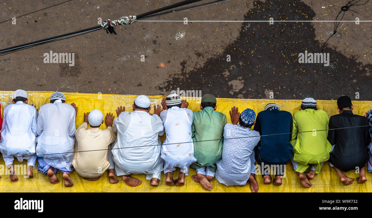 Bowing down hi-res stock photography and images - Alamy
