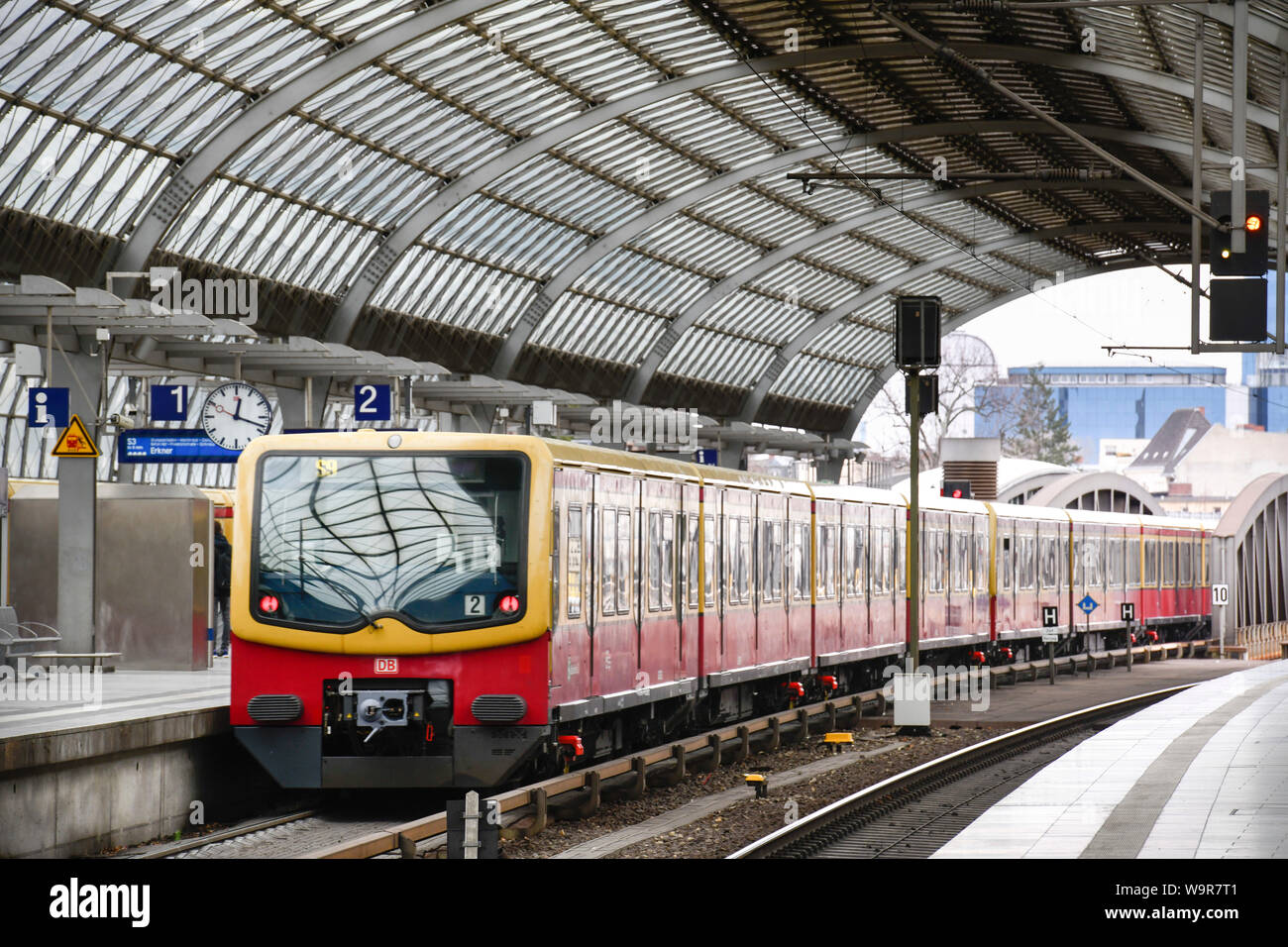S-Bahn, Bahnhof Spandau, Berlin, Deutschland Stock Photo - Alamy