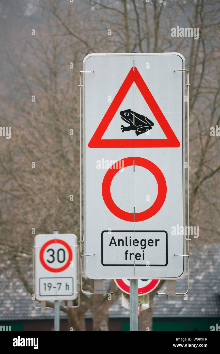 Road sign toad migration hi-res stock photography and images - Alamy