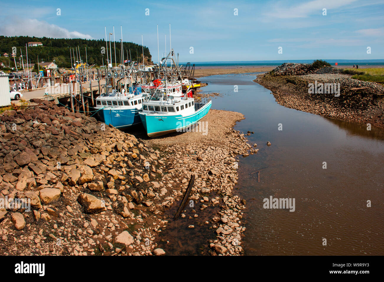 Boats low tide in port hi-res stock photography and images - Alamy