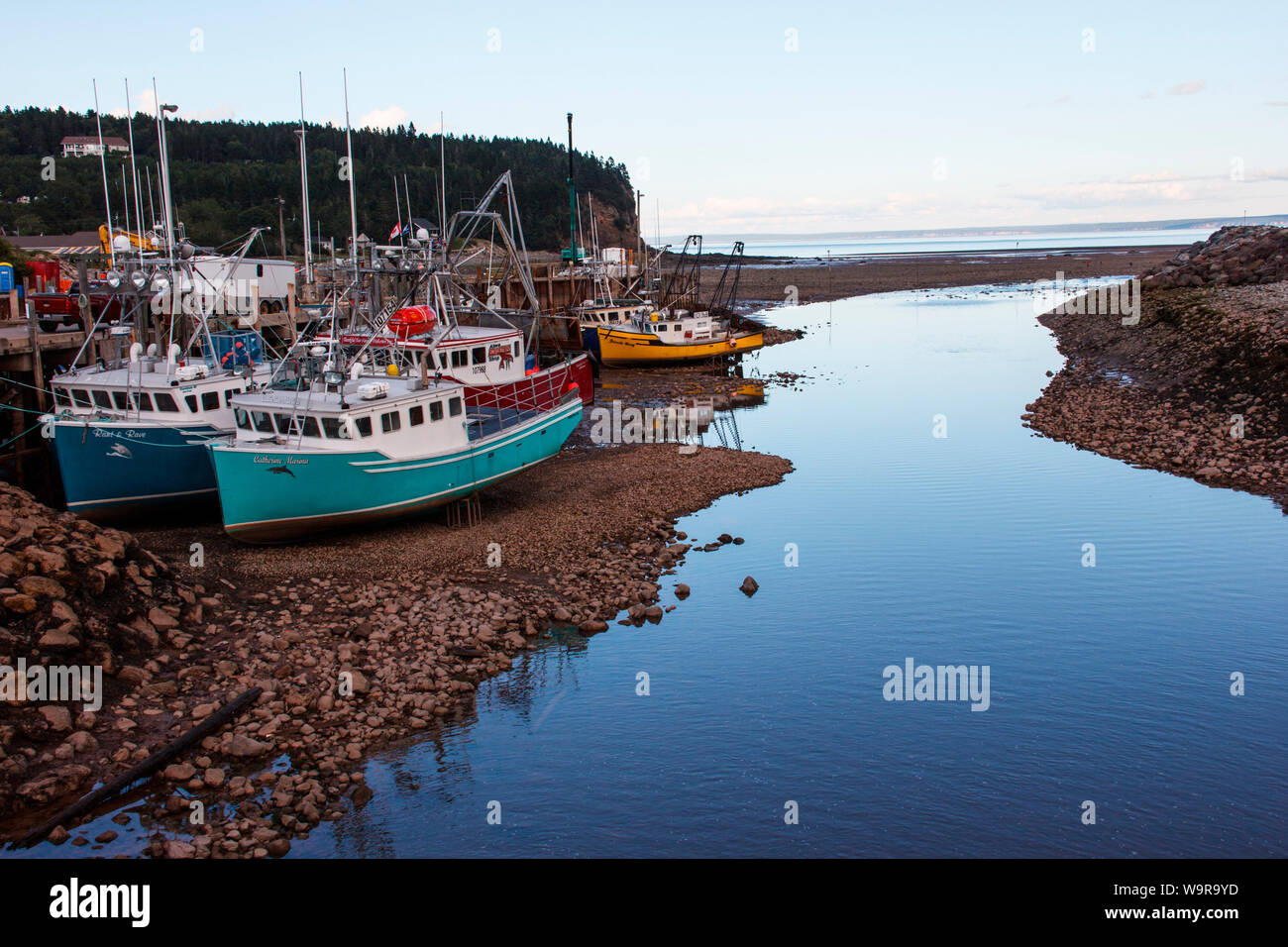 Boats low tide in port hi-res stock photography and images - Alamy