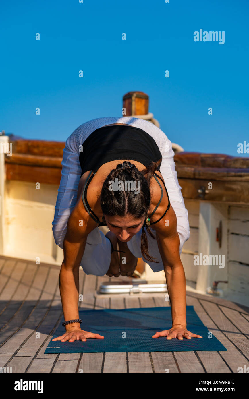 Yoga woman ship lifestyle hi-res stock photography and images - Alamy