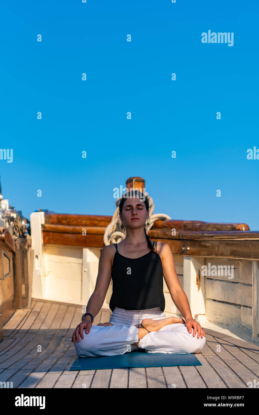 Yoga woman ship lifestyle hi-res stock photography and images - Alamy