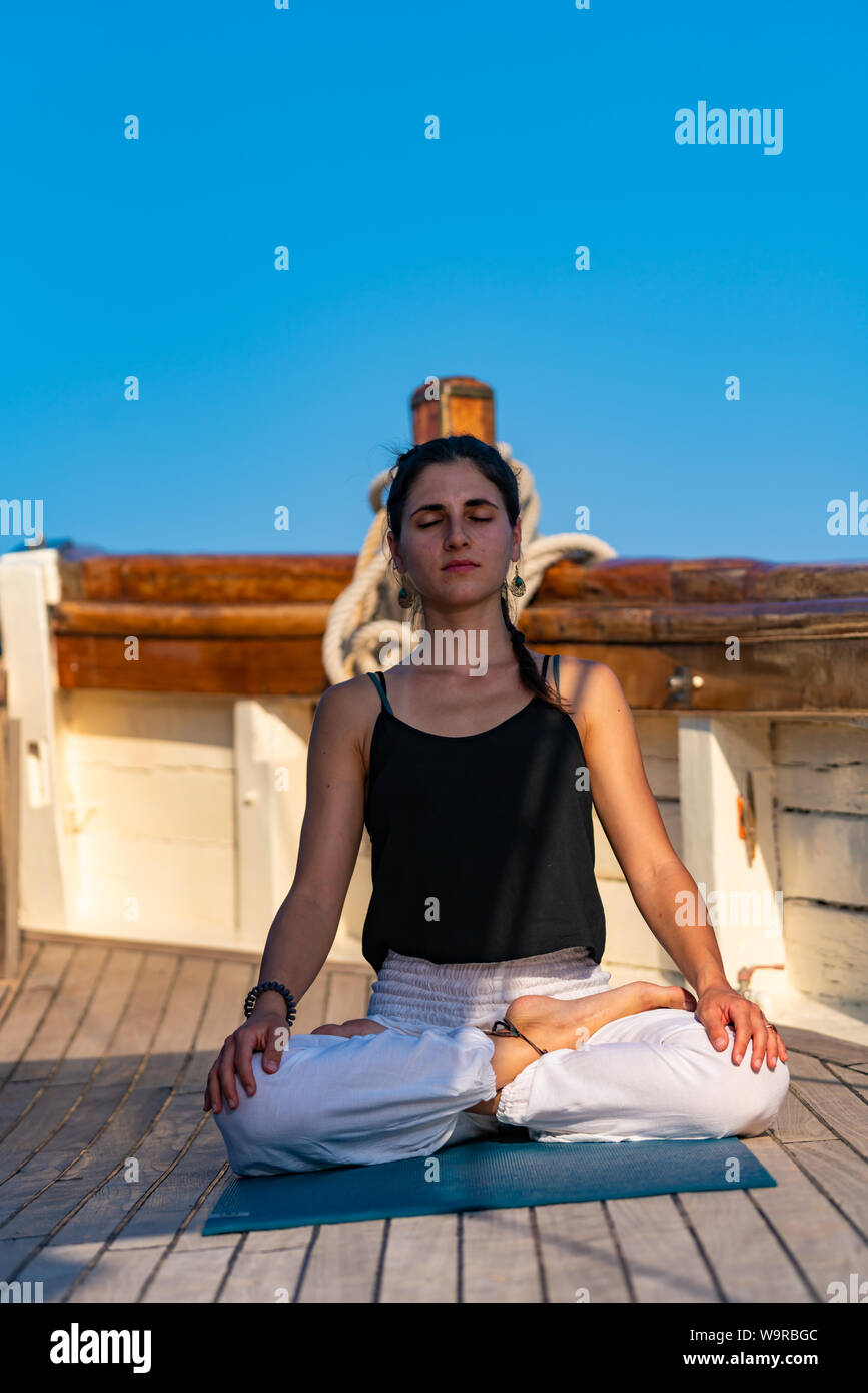 Yoga woman ship lifestyle hi-res stock photography and images - Alamy