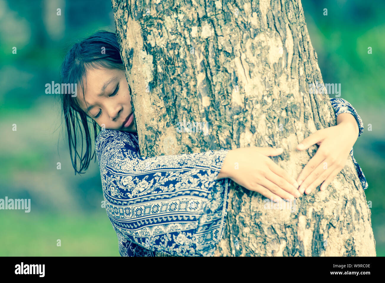 Girl hugging tree hi-res stock photography and images - Alamy
