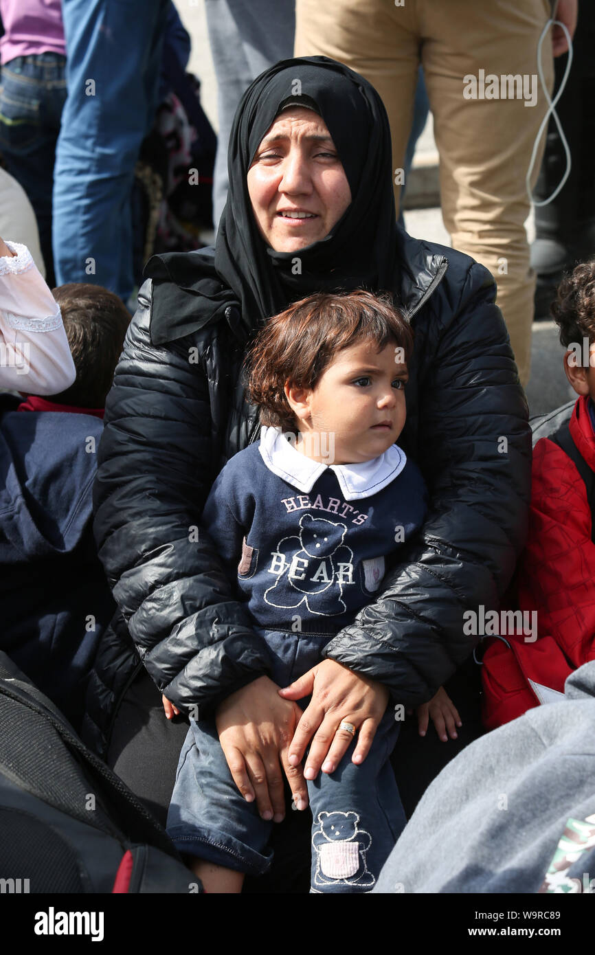 Arab refugees child crossing border hi-res stock photography and images ...