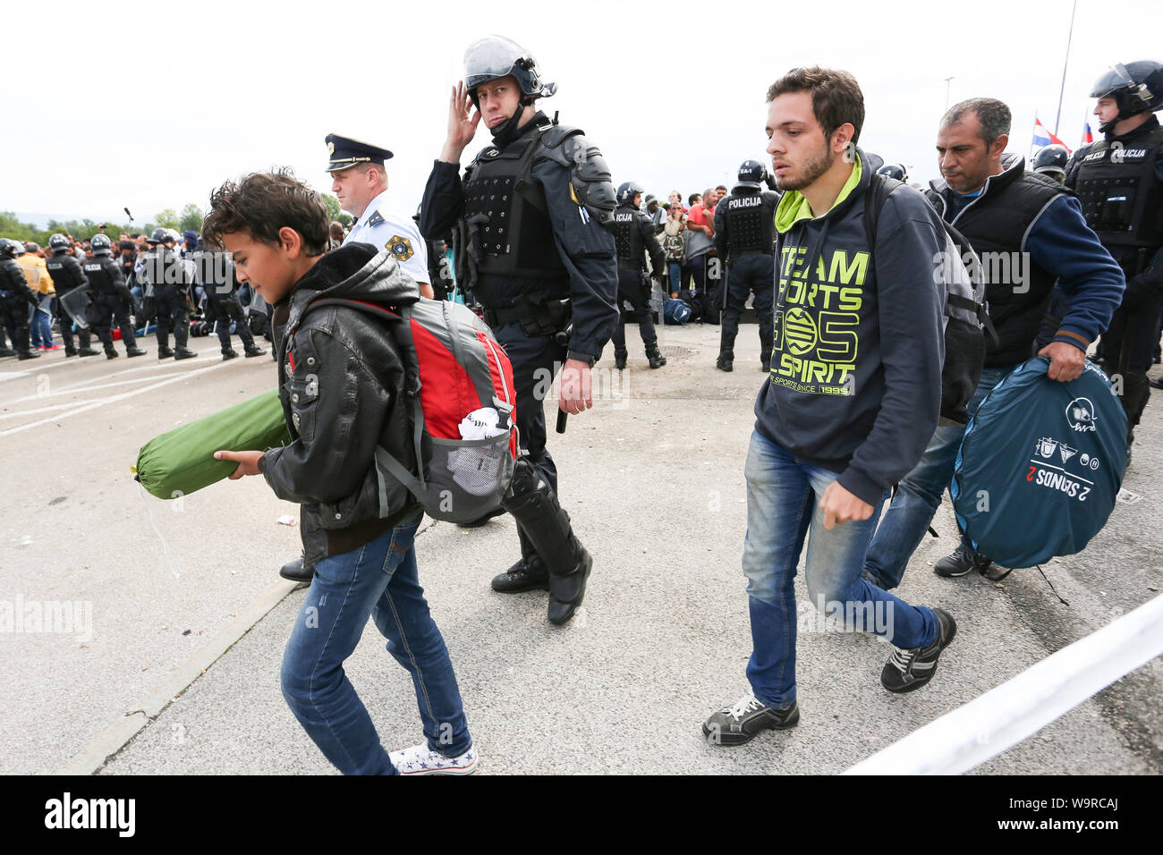 Immigration officers refugee hi-res stock photography and images - Alamy