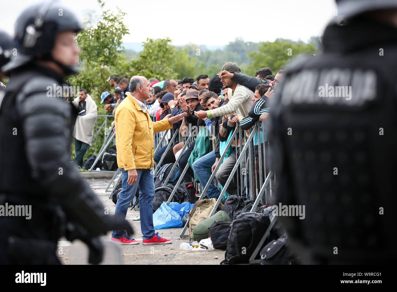 State police people talking hi-res stock photography and images - Alamy