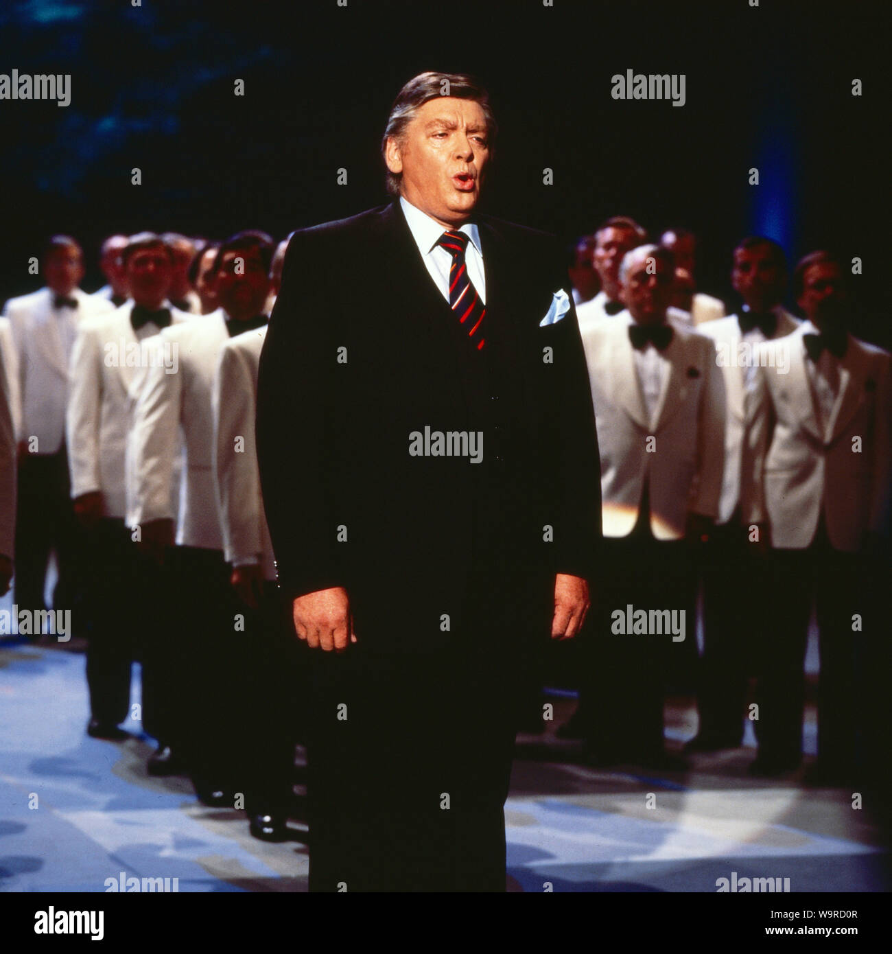 Heinz Hoppe, deutscher Operetten- und Opernsänger, singt mit dem BASF ...