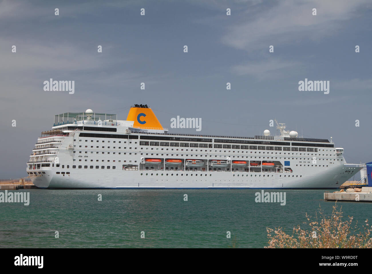 Multi deck ship hi-res stock photography and images - Alamy