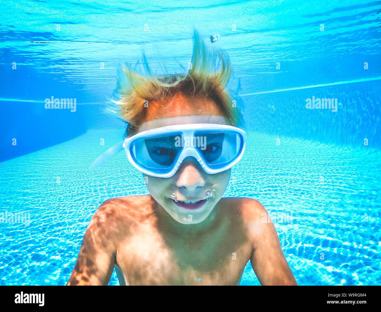 Full face scuba mask hi-res stock photography and images - Alamy