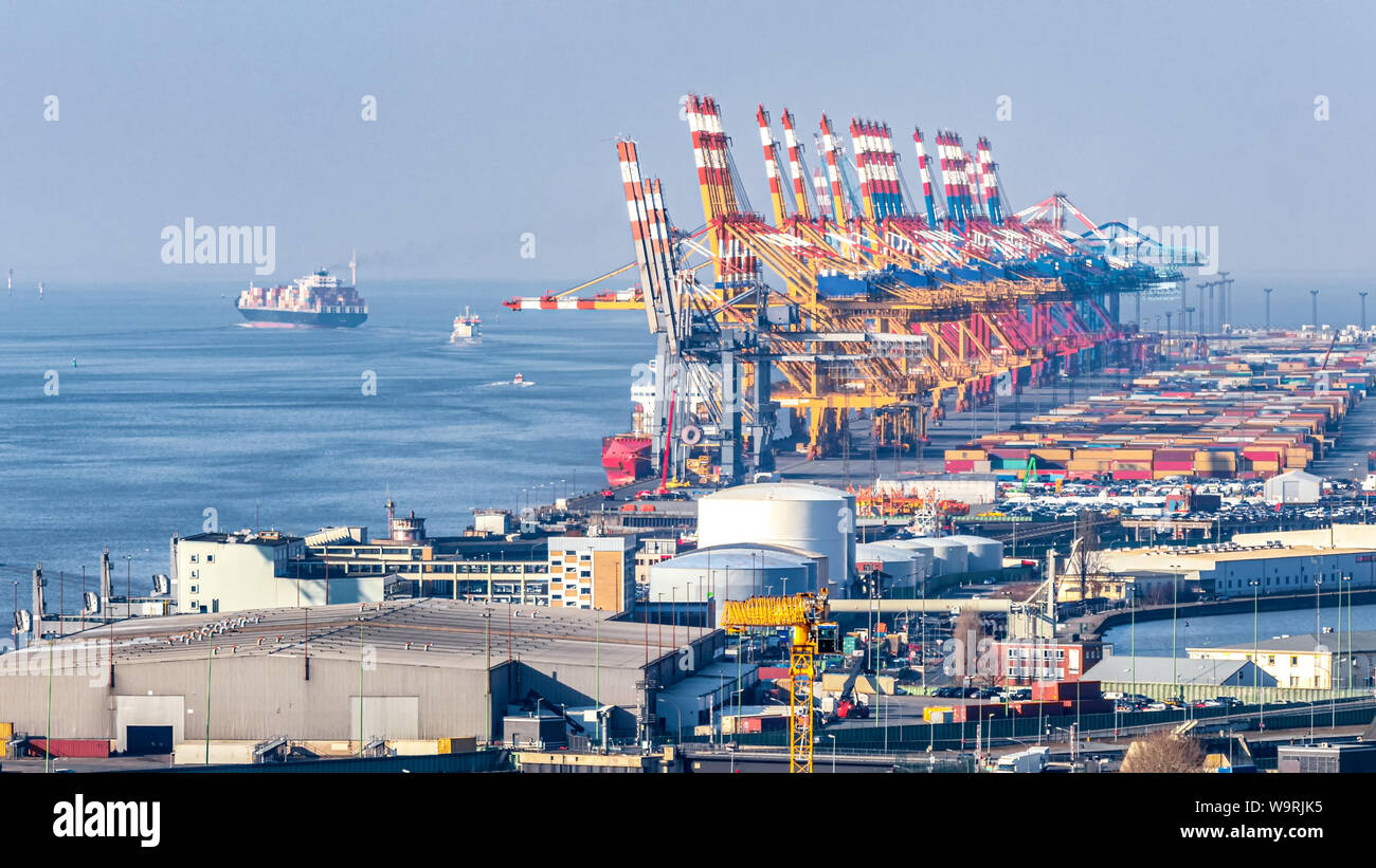 Container ship crane hi-res stock photography and images - Alamy