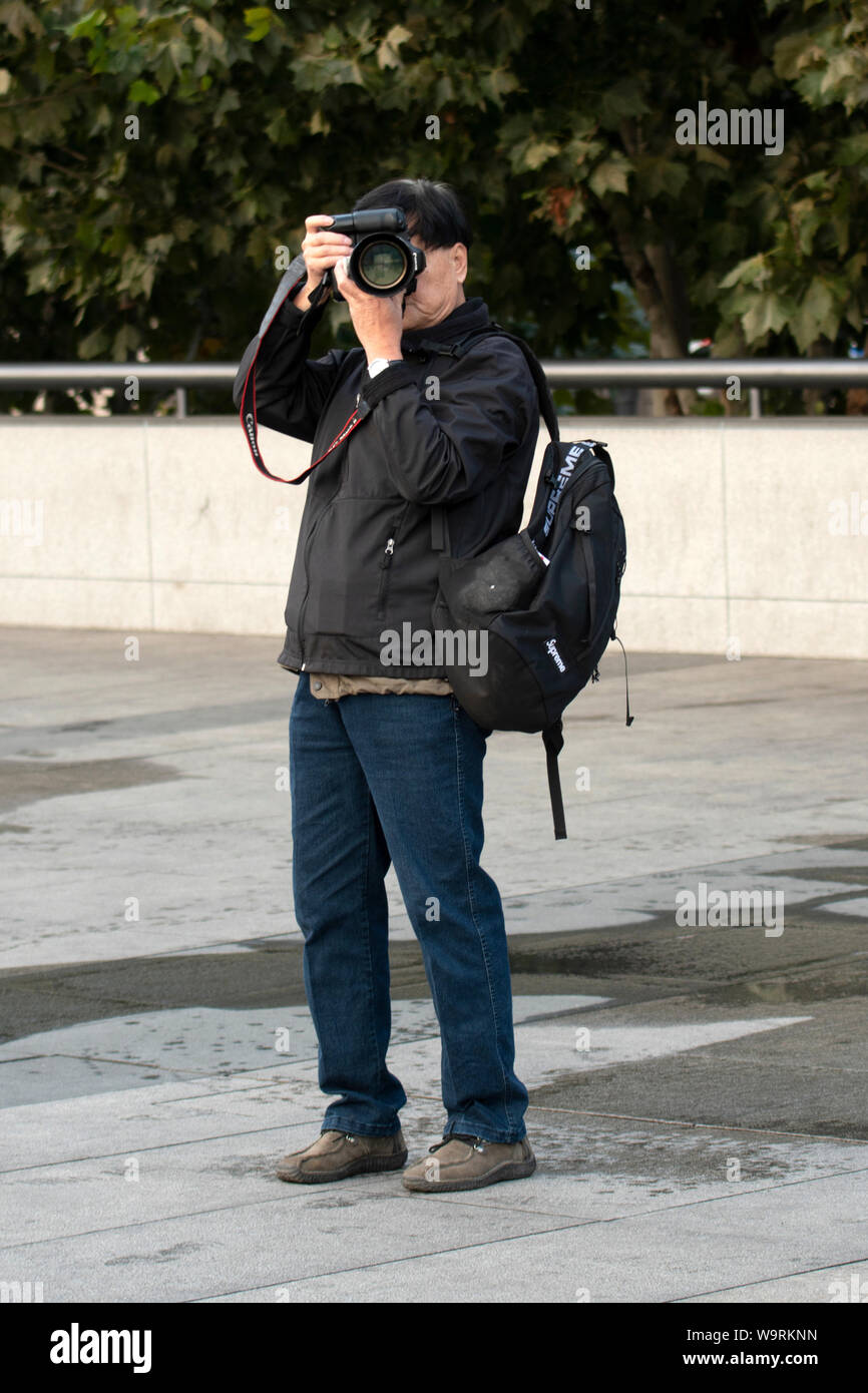 Photographer and camera hi-res stock photography and images - Alamy