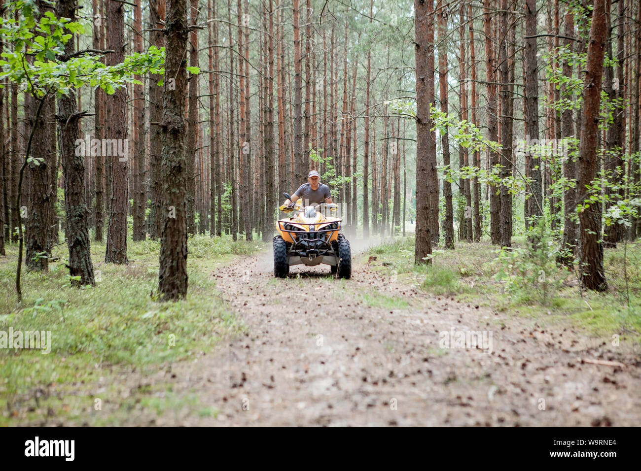 Couple forest adventure 4x4 hi-res stock photography and images - Alamy