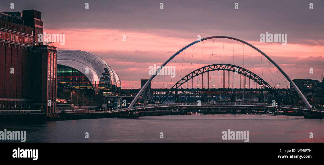 Dusk On The Tyne Stock Photo - Alamy