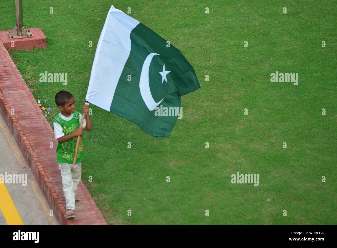 Huge pakistani flag hi-res stock photography and images - Alamy