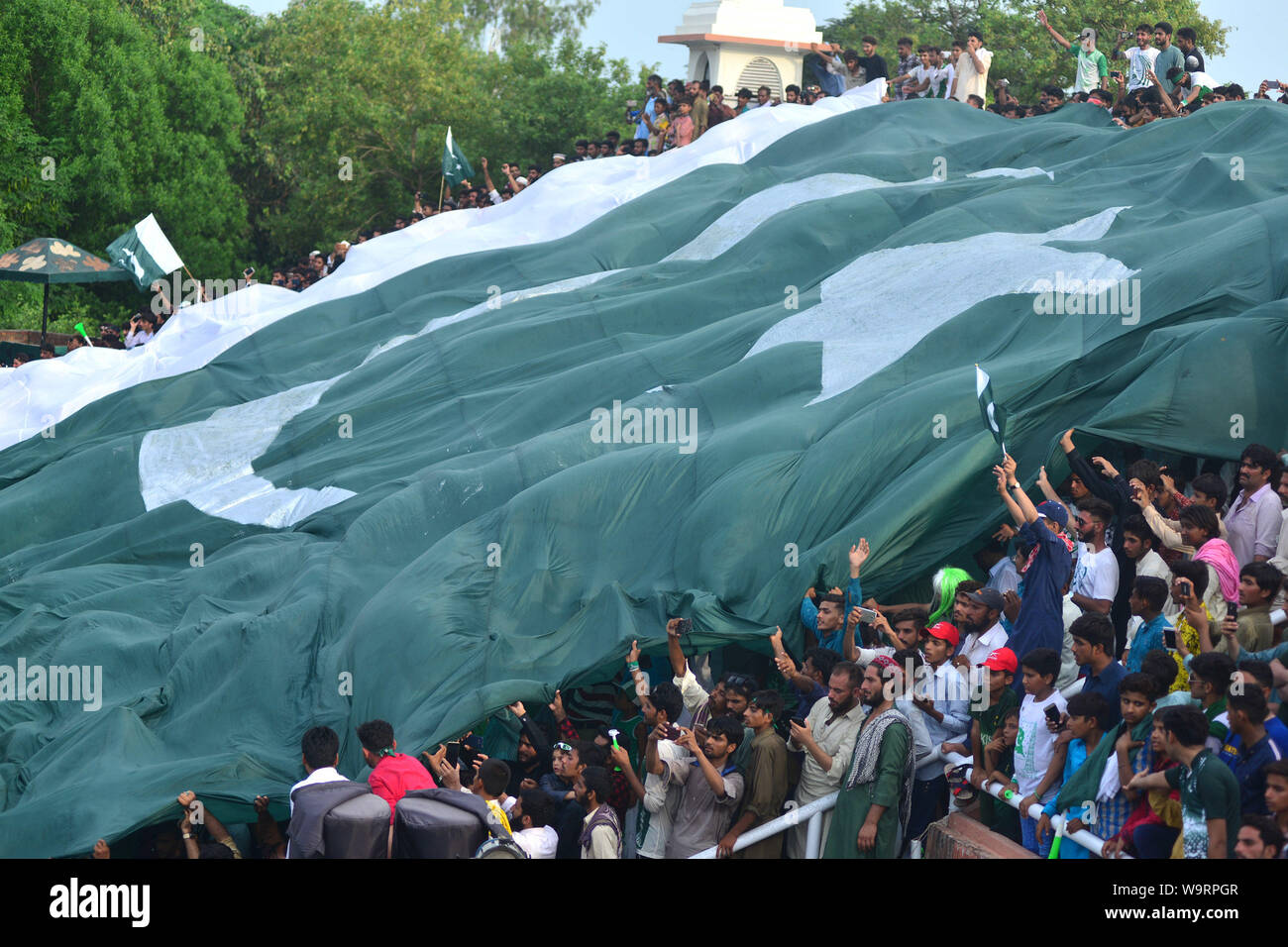 Lahore, Pakistan. 14th Aug, 2019. Pakistani large numbers of people ...